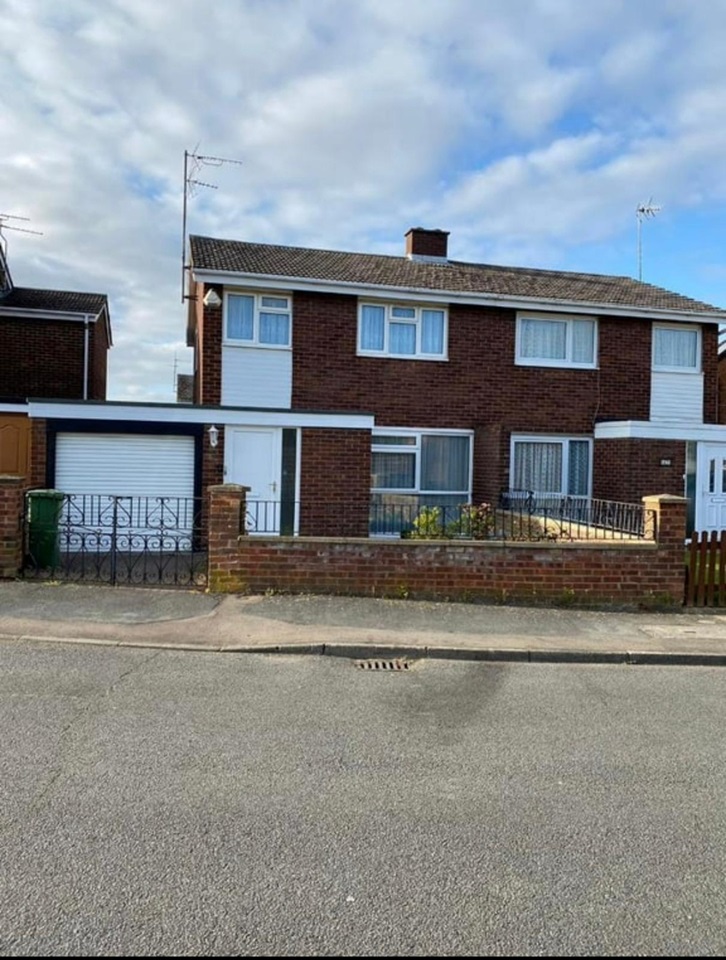 Bletchley Milton Keynes 3 Bed Semi Detached House Frensham Drive