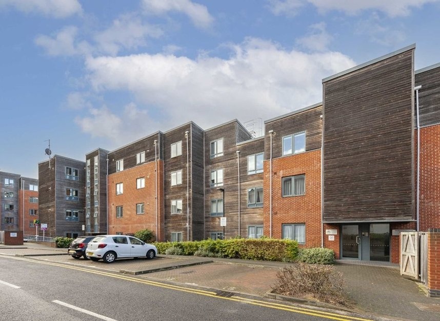 London - 2 Bed Flat, Shakespeare Court, SW17 - To Rent Now for £2,000. ...